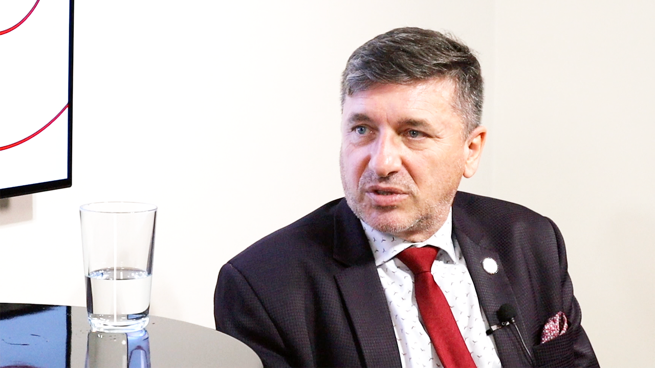 Stát není automatickou poukázkou na luxus, říká senátor Goláň | Stream